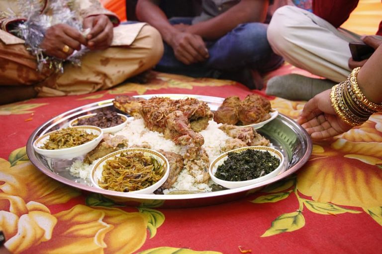 Eating with hands in India - Media India Group
